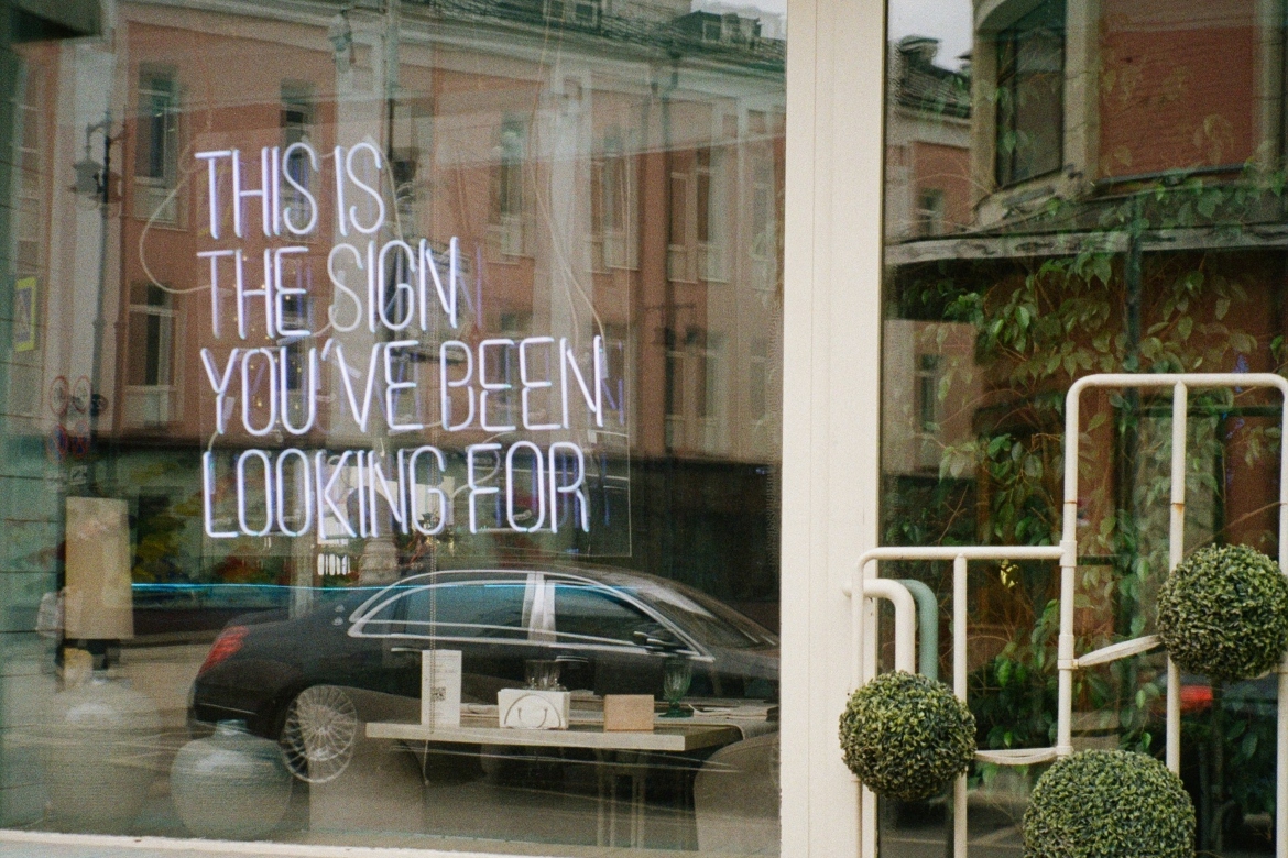 Tipos de rótulos publicitarios que captan la atención [Guía]